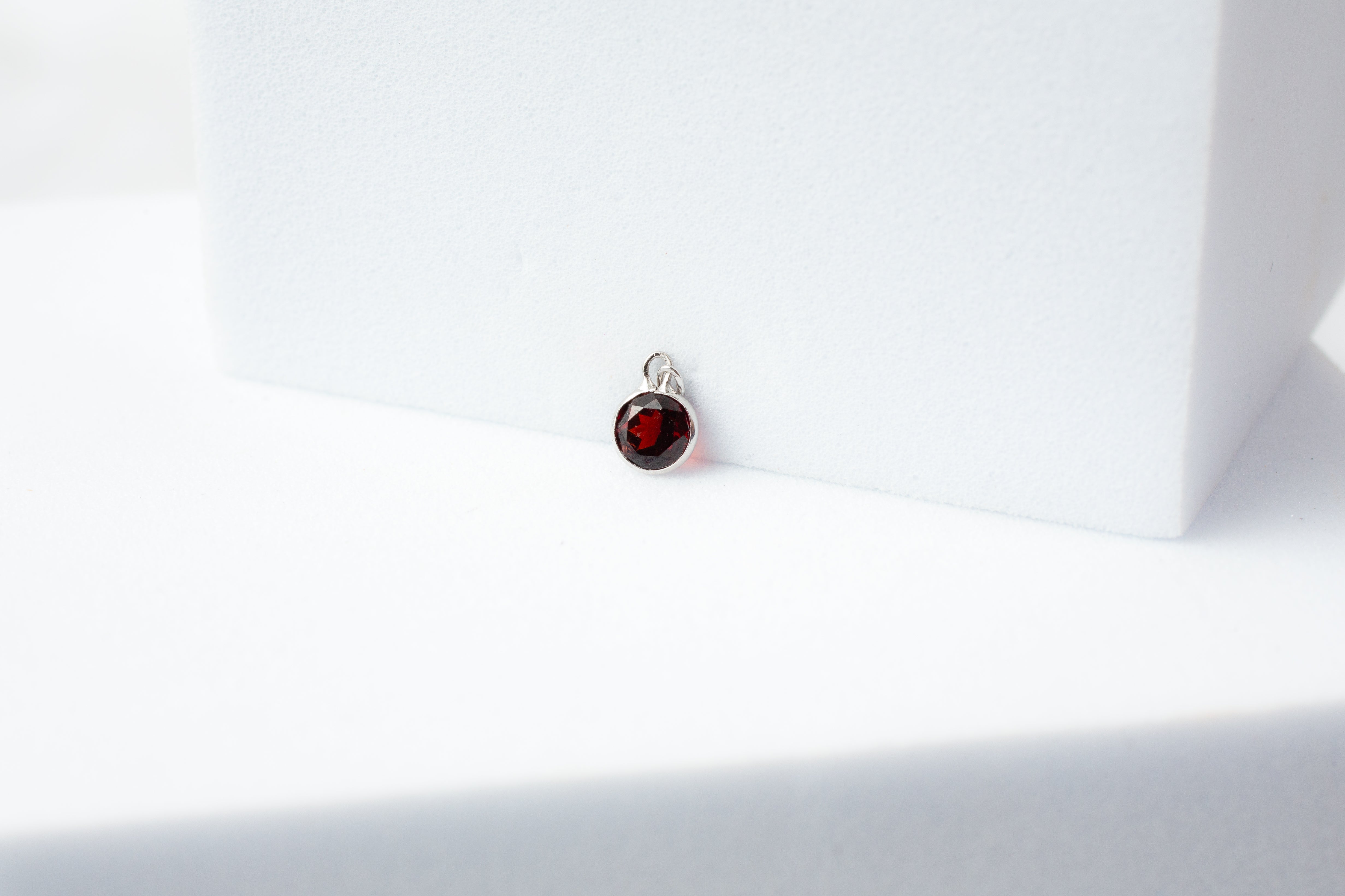 4mm Circle Garnet Gemstone Charm - 14K Solid Gold (White) – LINKED ...